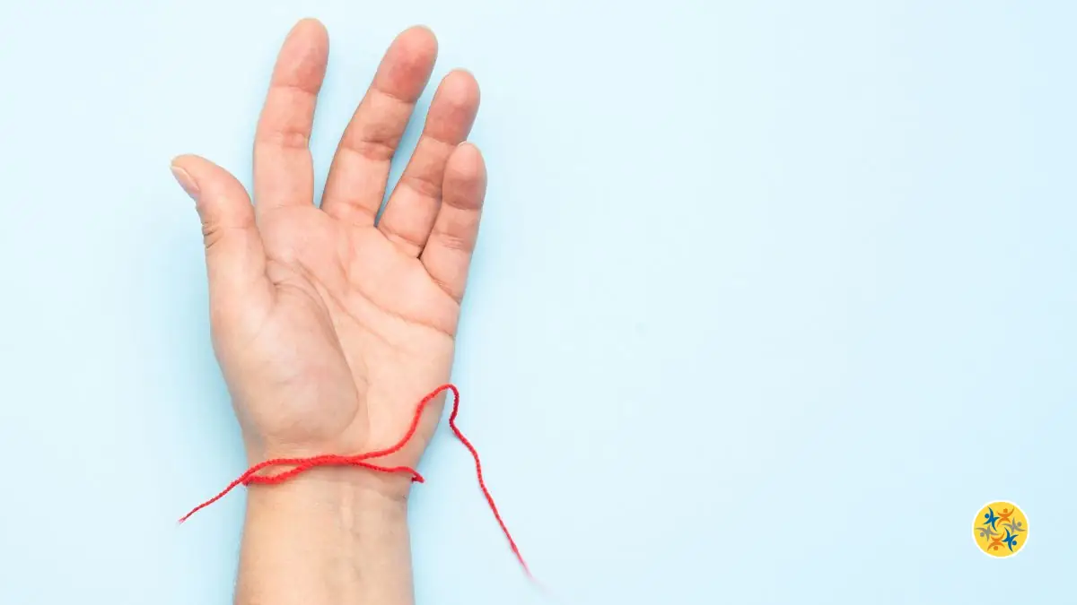 Quelle est la signification du fil rouge porté au poignet