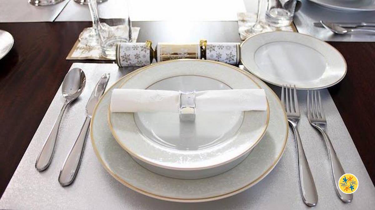 Voici Comment Dresser une Table Convenablement Pour un Diner