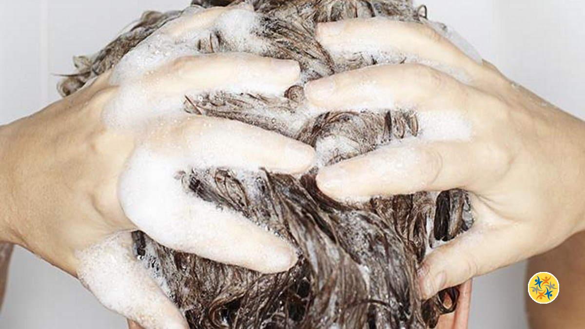 Faire un Shampoing Naturel et l’Appliquer par 4 Méthodes